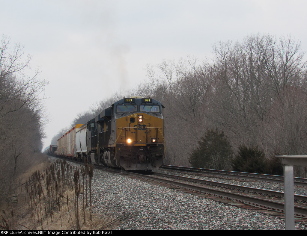 CSX 991 CSX 5476 starts to motor up